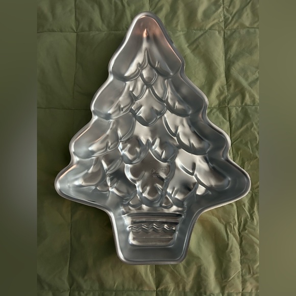Wilton | Kitchen | Vintage 972 Wilton Silver Christmas Tree Cake Pan ...